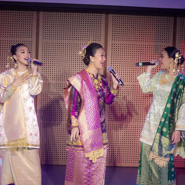 Meriahkan Konser Kenangan untuk Elly Kasim, Nola B3 Memikat Pakai Baju ...