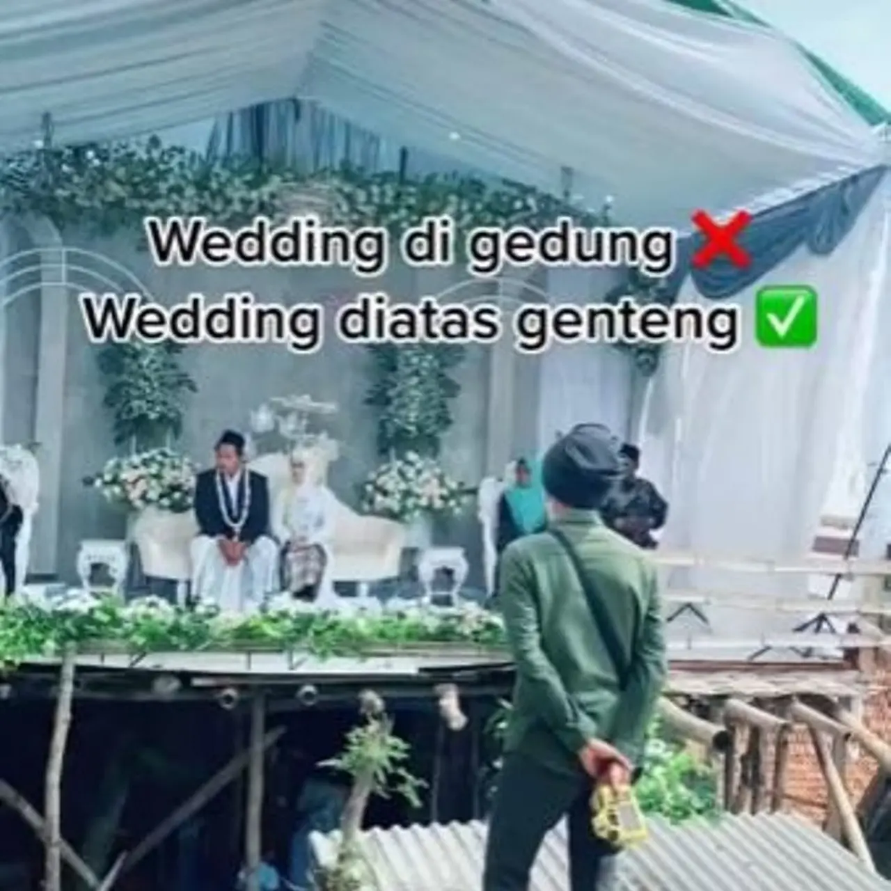 Pelaminan di Atas Genting Rumah, Tamu Harus Antre Naik Tangga untuk ...