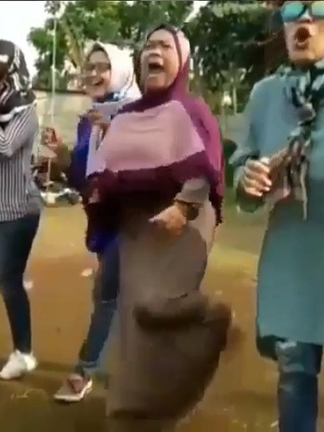Hebohnya Aksi Emak-Emak Ini Nonton Pertandingan Bola Antarkampung - Citizen6 Liputan6.com