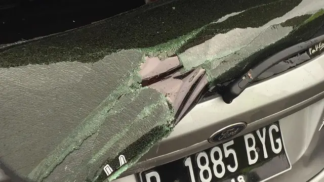 Mobil Axel Andaviar Ditabrak Truk hingga Hancur - ShowBiz Liputan6.com