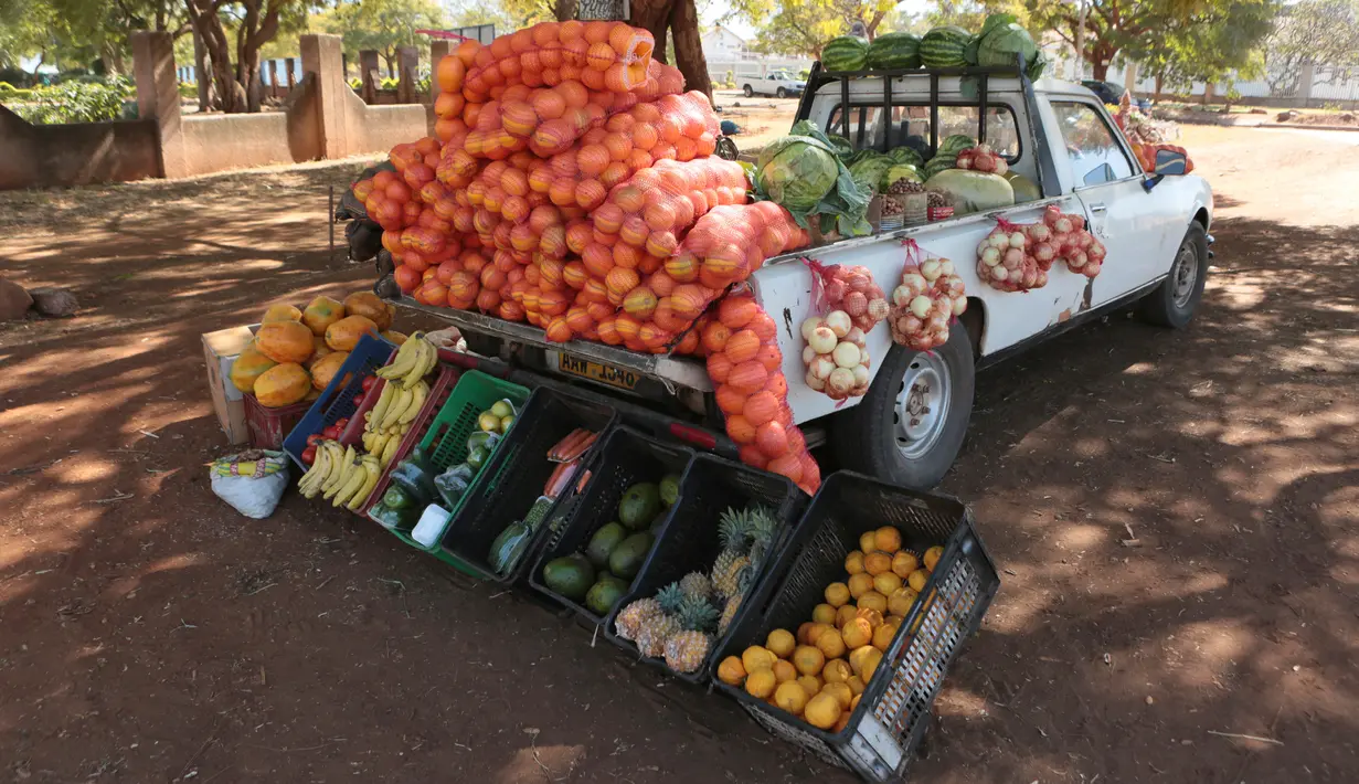 FOTO: Imbas Corona, Warga Zimbabwe Ramai-ramai Berjualan dari Mobil ...