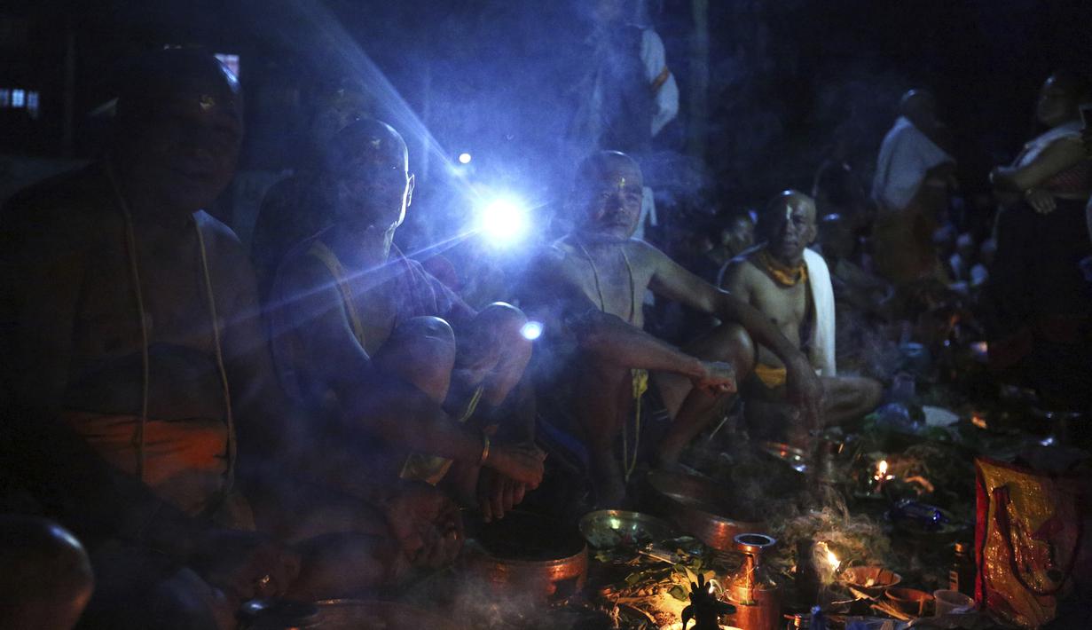 FOTO: Menengok Ritual Hari Ayah bagi Umat Hindu di Nepal - Foto ...