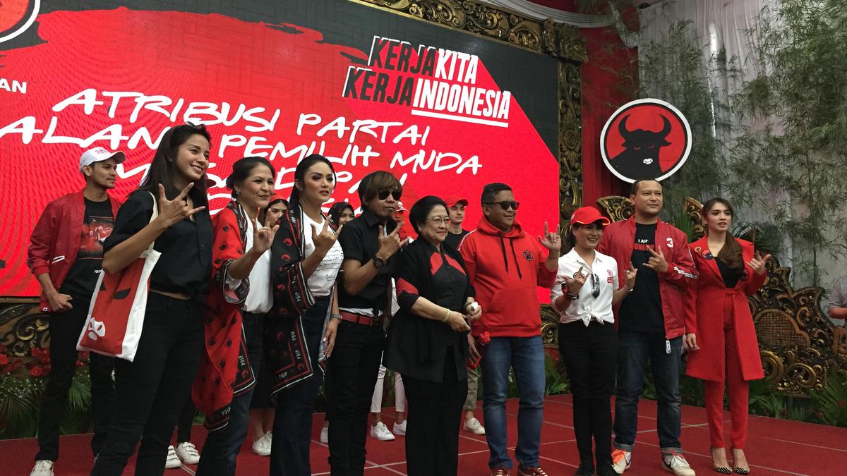 Gaya Milenial Megawati Soekarnoputri: Jaket Bomber dan Salam Metal