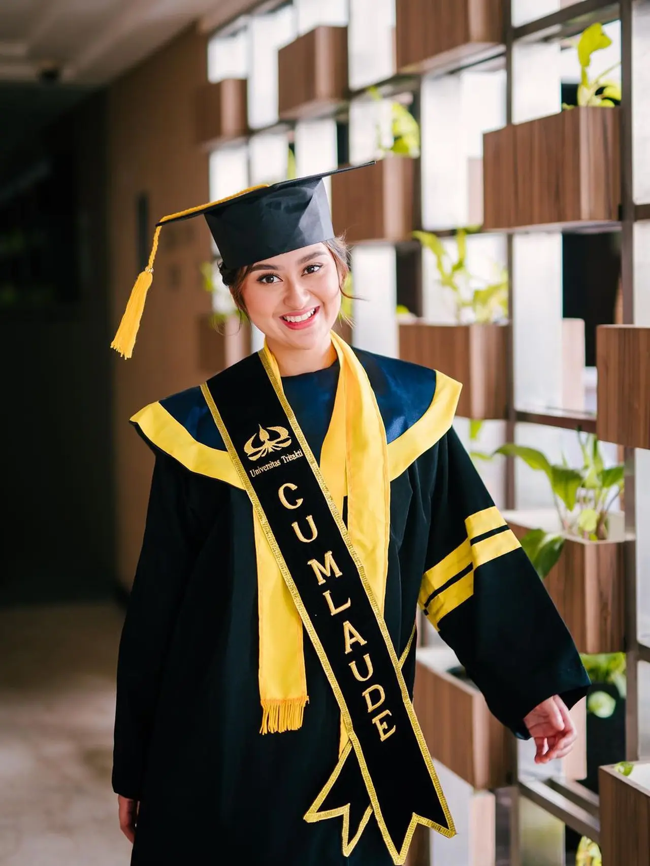 7 Momen Wisuda Memes Prameswari, Raih Gelar Magister dengan Predikat ...
