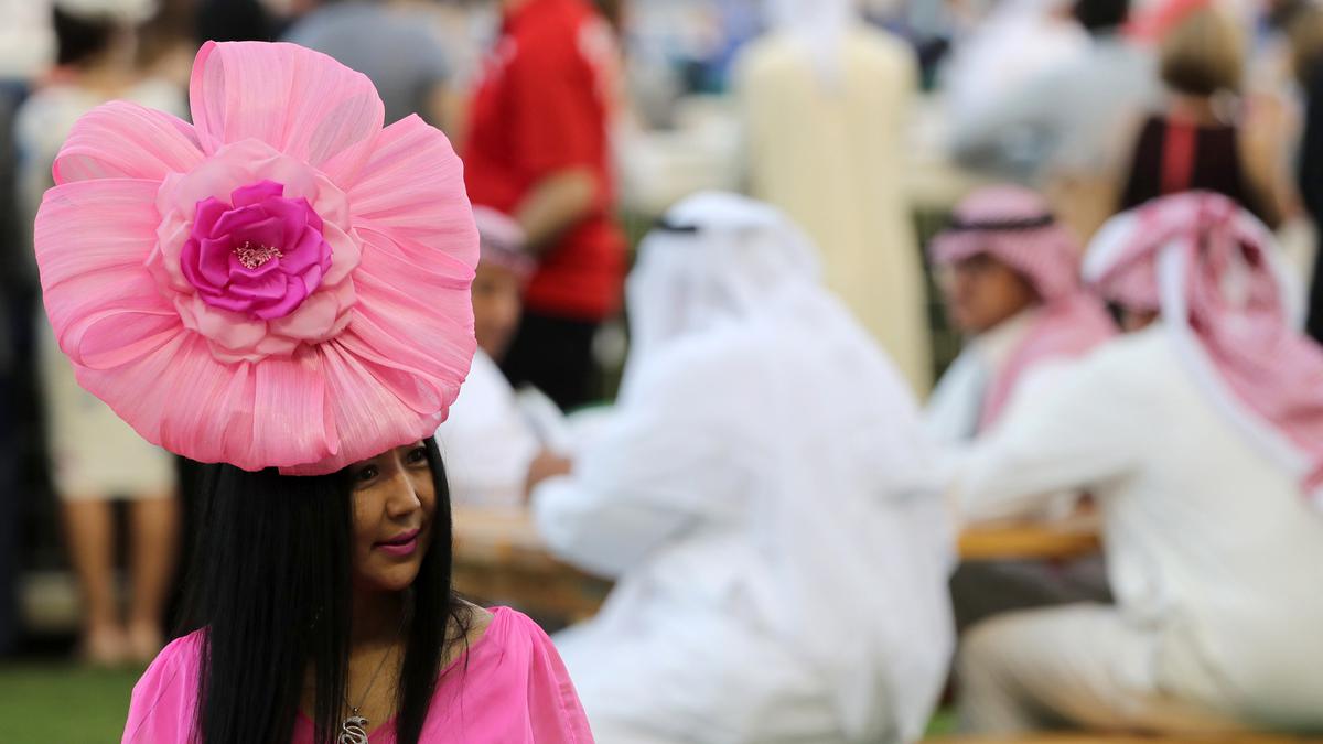 FOTO: Aneka Topi Unik Penonton Pacuan Kuda Termahal di Dunia - Foto ...