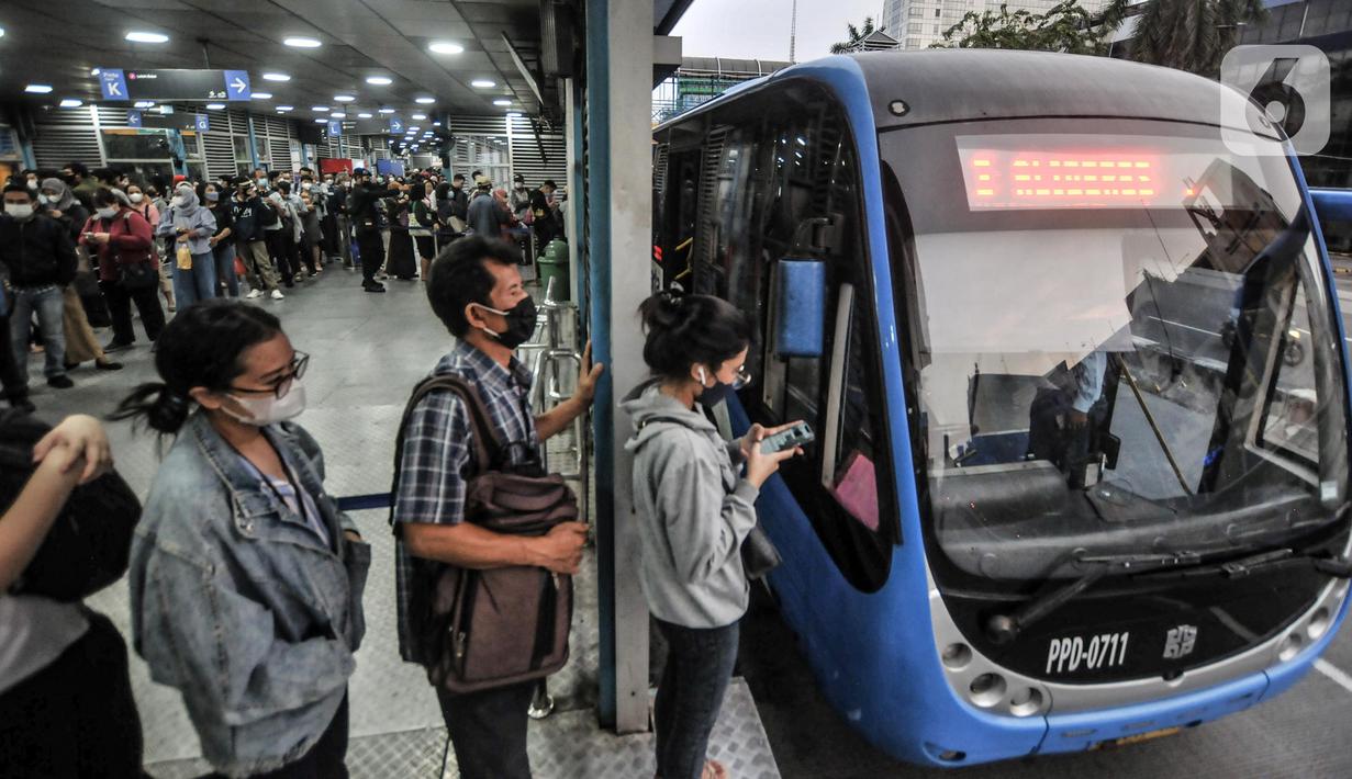 FOTO: Usai Libur Lebaran, Penumpang Bus Transjakarta Kembali Padat ...