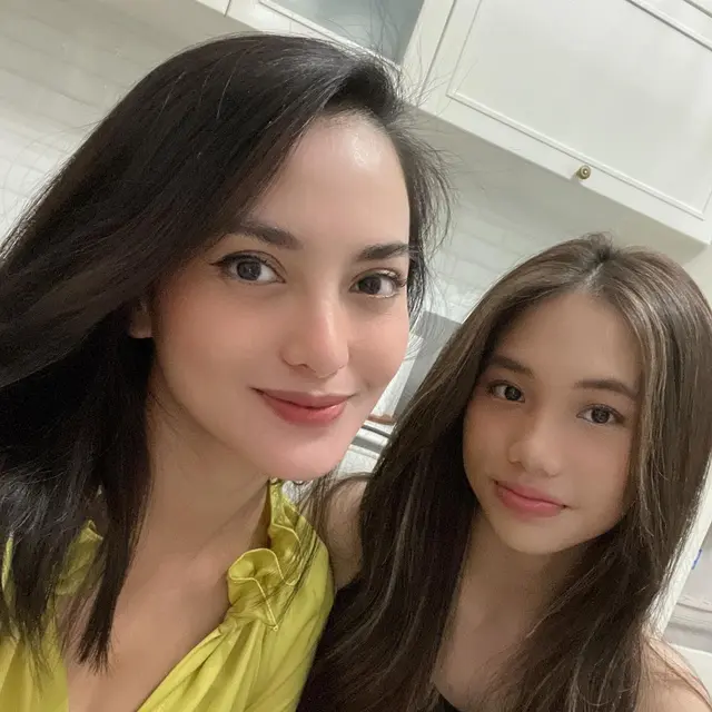 6 Potret Ririn Ekawati Bareng Putri Sulungnya yang Jarang Tersorot, Bak Kakak Adik - Hot ...