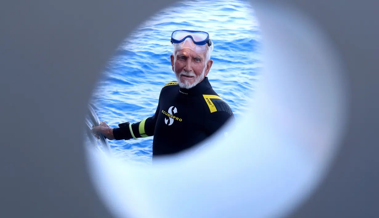 FOTO: Kakek 96 Tahun Menyelam di Kedalaman Setara Gedung 15 Lantai ...