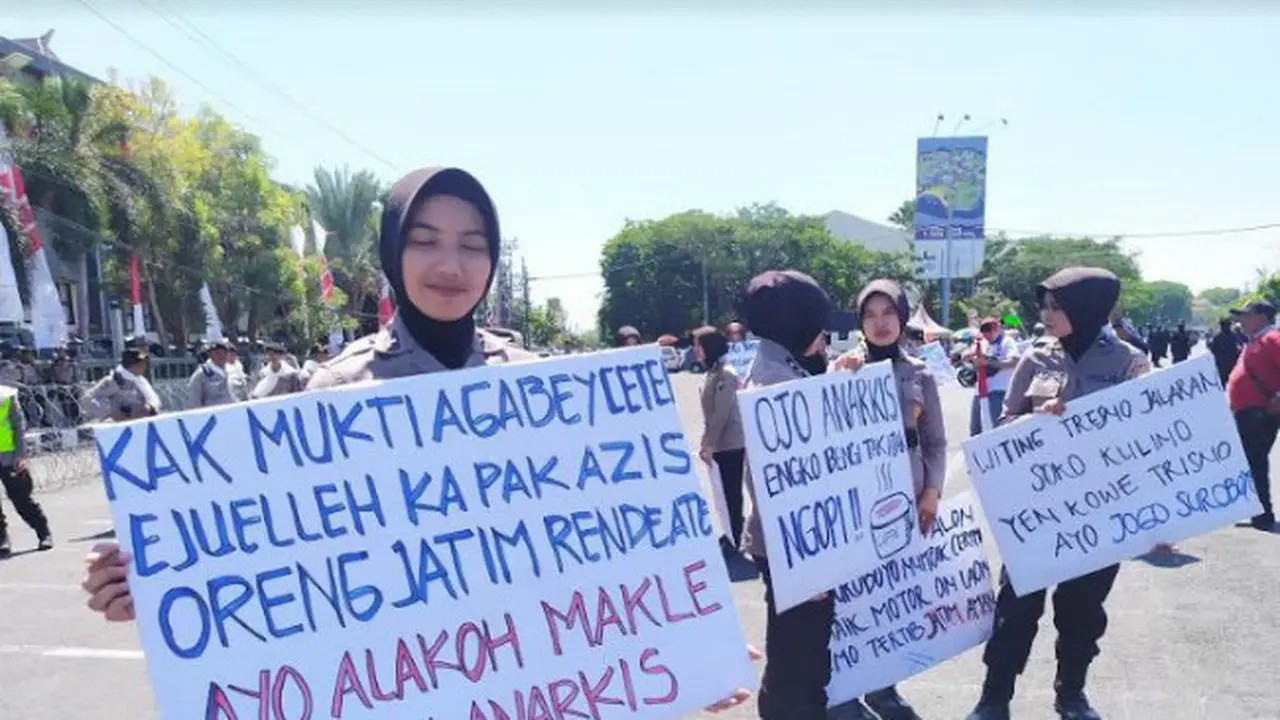 Pasukan Asmaul Husna dan Polwan Bawa Poster Bertuliskan Kalimat Madura ...