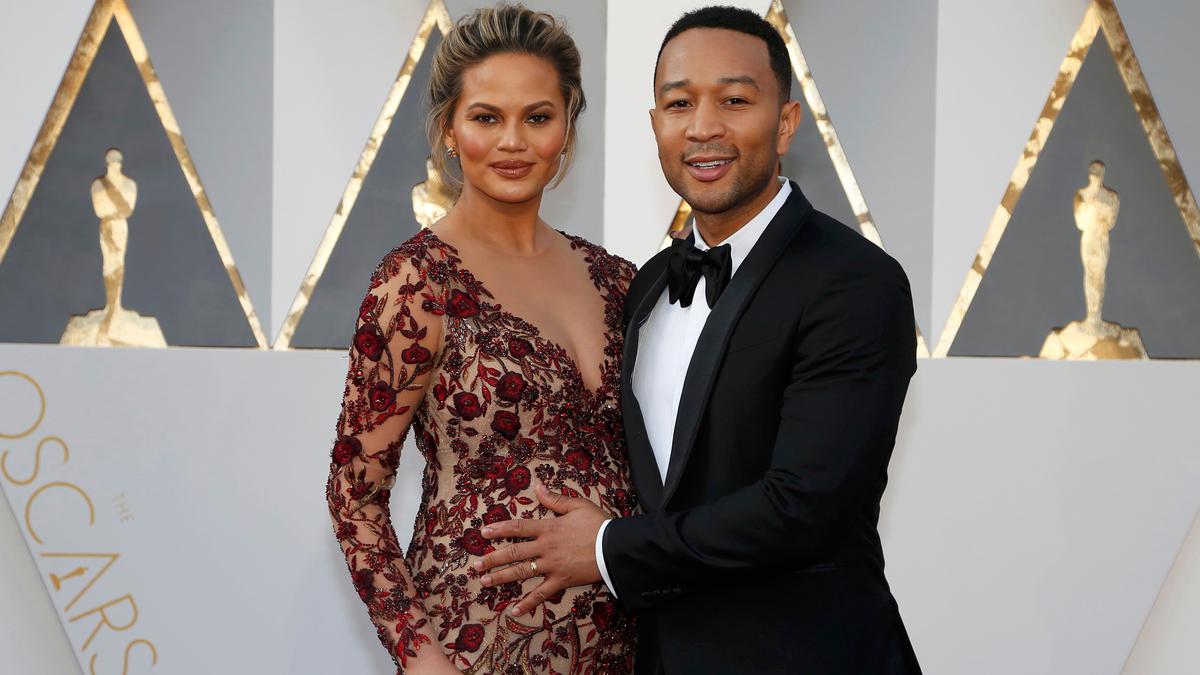 Hamil, Istri John Legend Tampil Elegan di Piala Oscar 2016 - ShowBiz ...