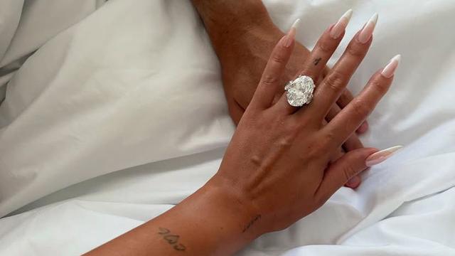 5 Cincin Tunangan Mewah Para Artis pada 2025, dari Taylor Swift hingga ...