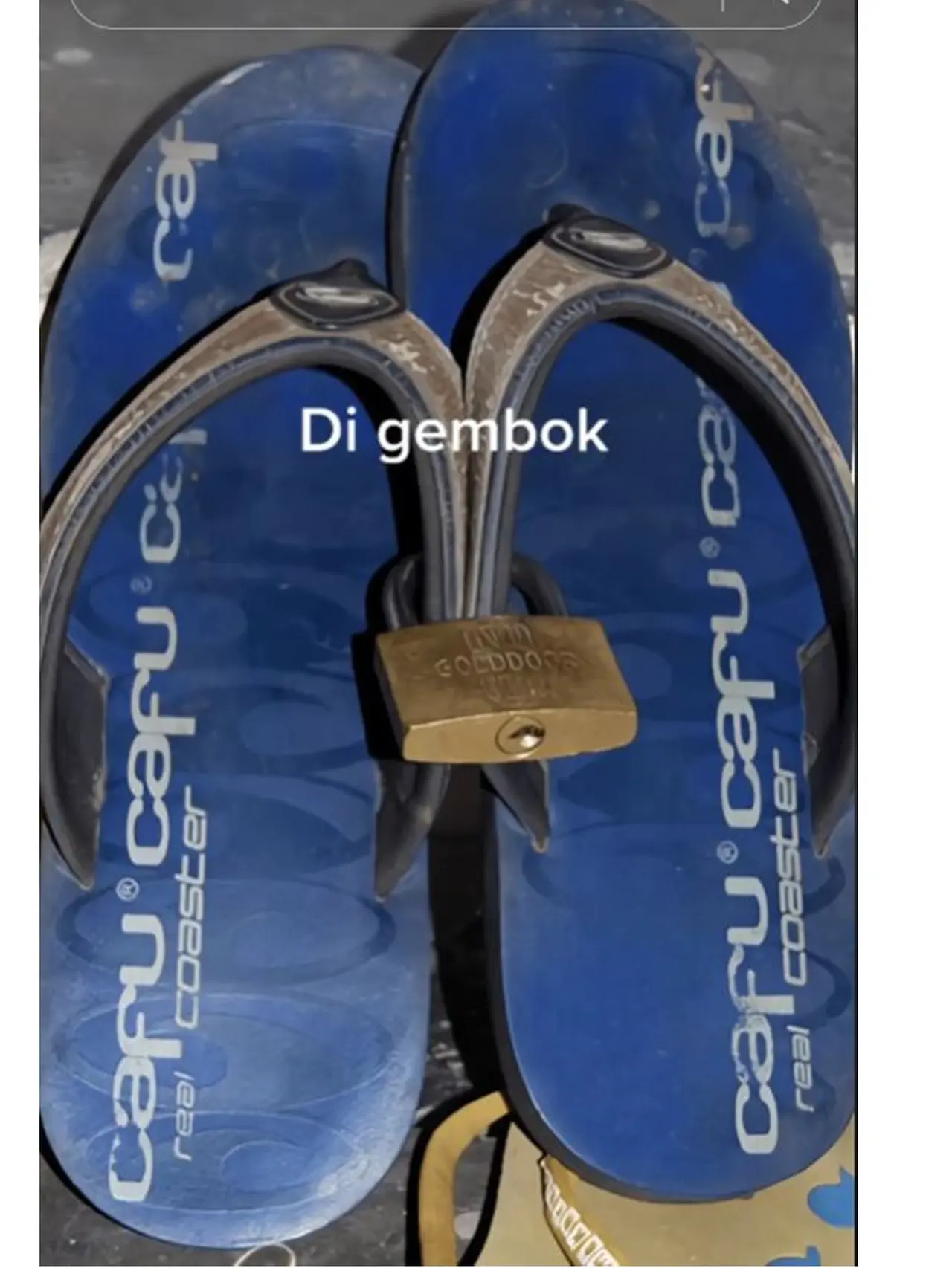 6 Potret Sandal Jepit Dipasang Gembok Anti Maling, Bikin Geleng Kepala ...