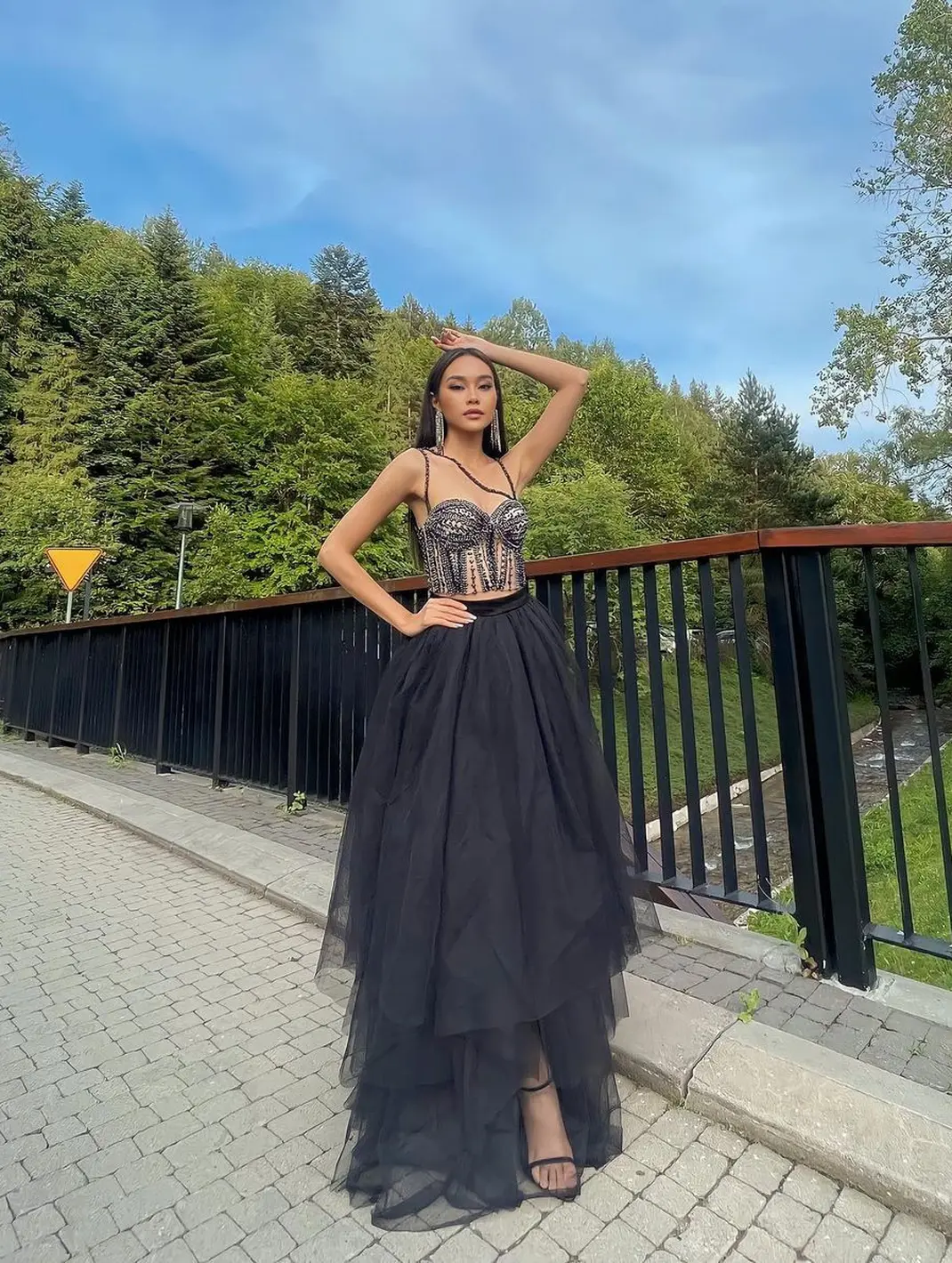 10 Potret Elegan Yasinta Aurellia Tunjukkan Body Goals di Panggung Miss ...