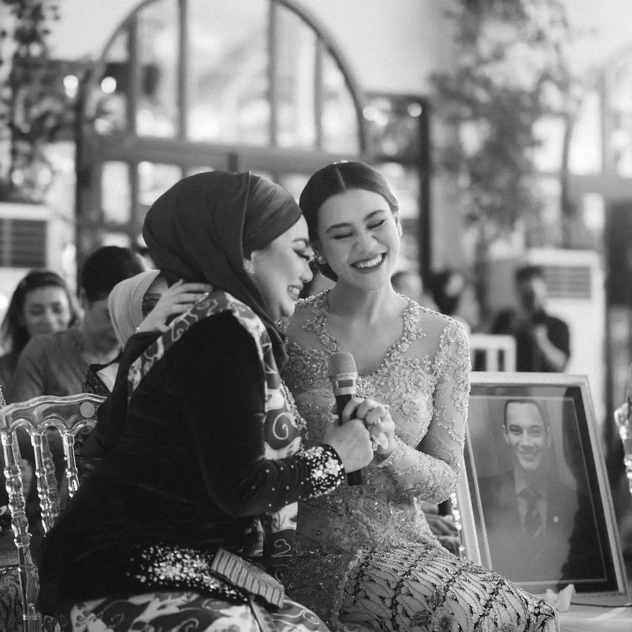 6 Potret Aaliyah Massaid 'Ditemani' Adjie Massaid di Momen Lamaran, Penuh Haru - Hot Liputan6.com