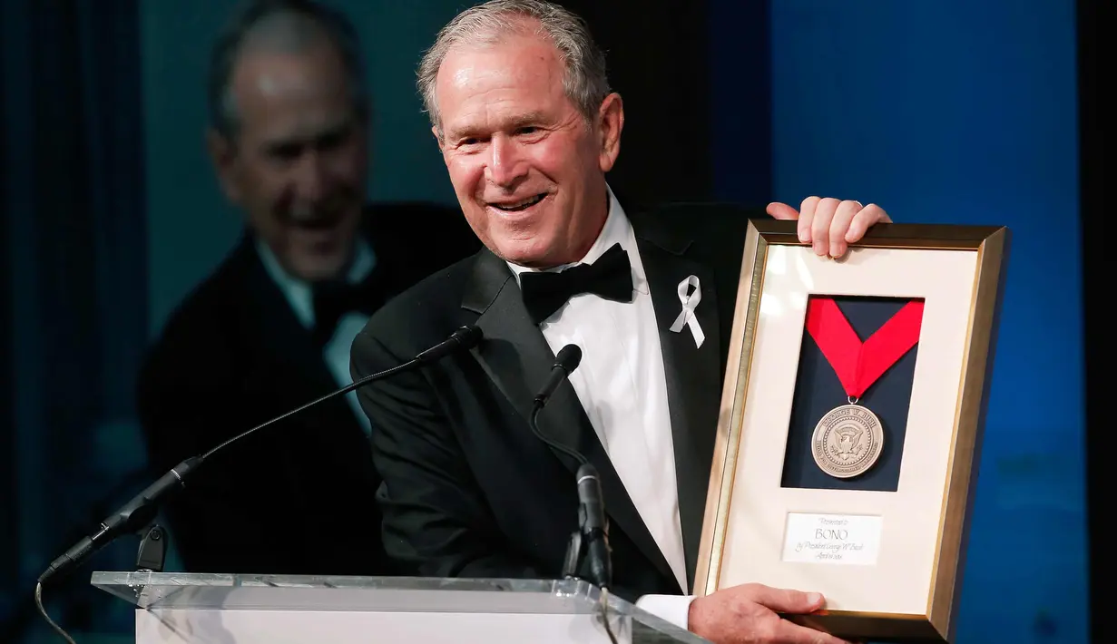 FOTO: Vokalis U2 Bono Dapat Penghargaan dari George Bush - Foto ...