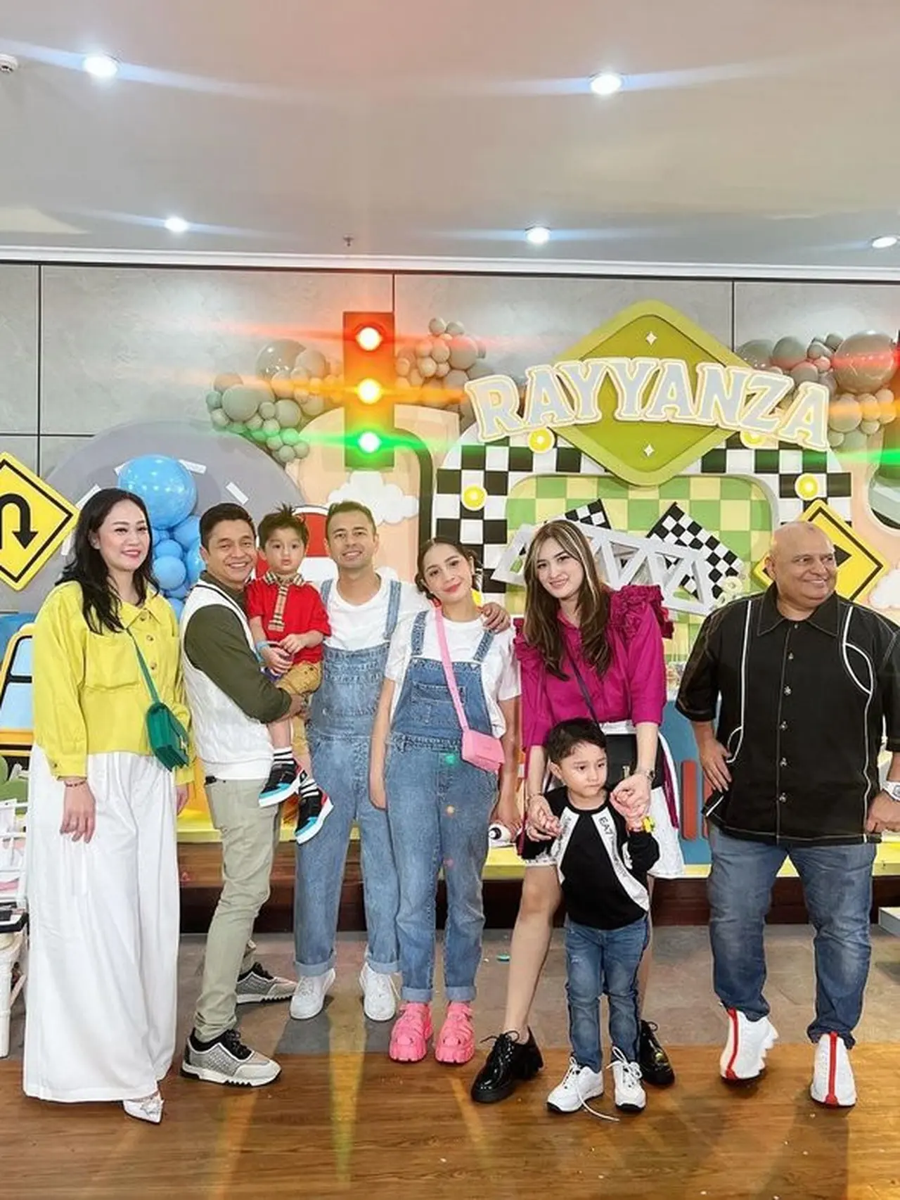 9 Potret Artis di Ulang Tahun Rayyanza 'Cipung', Meriah - Hot Liputan6.com