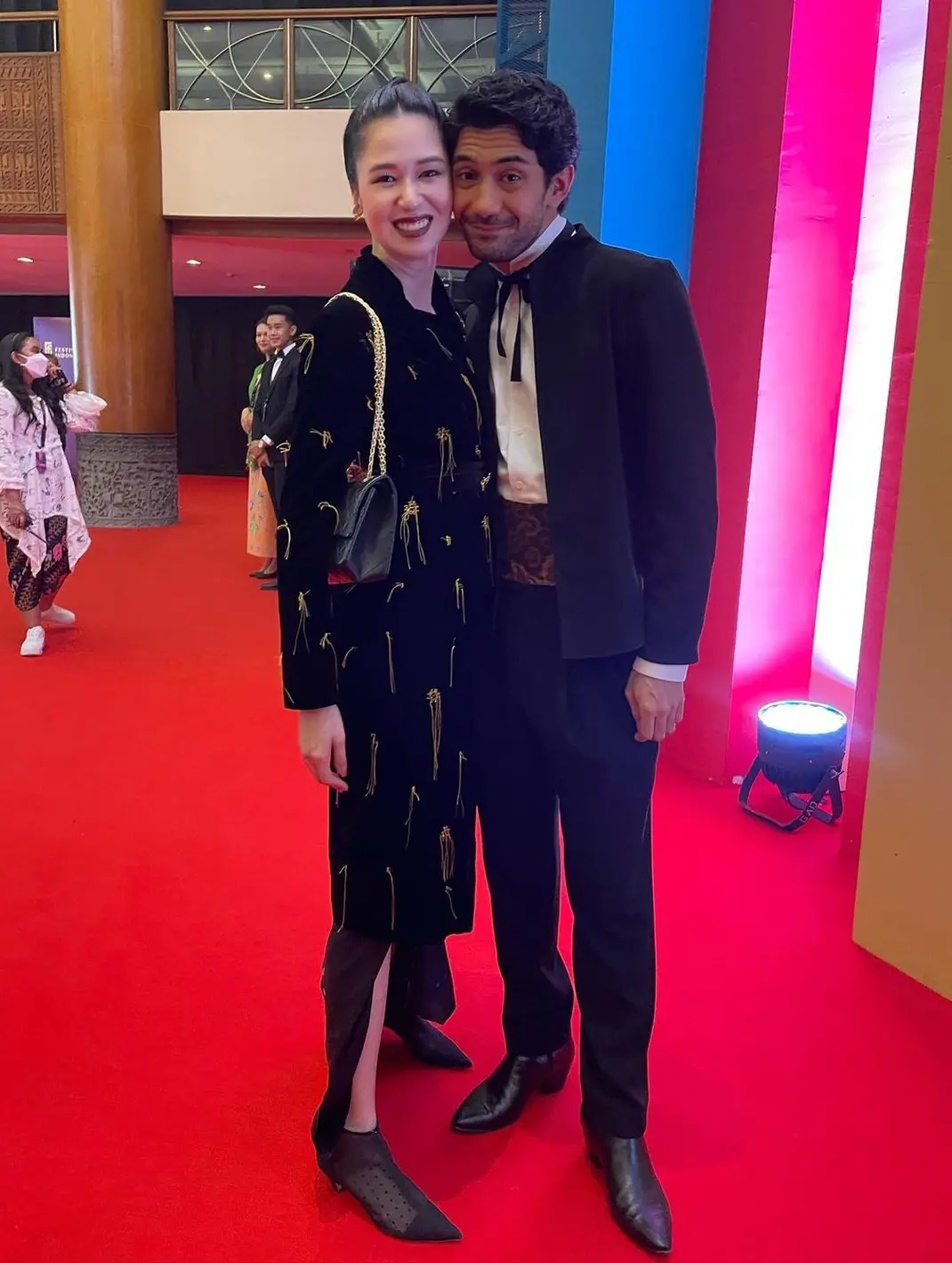 10 Potret Ragam Kebaya Hitam yang Mewah dan Elegan dari Naysilla Mirdad ...