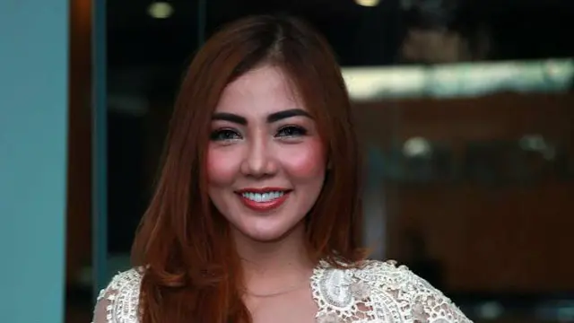 Pose di Kolam Renang, Bella Shofie Dibilang Bening - ShowBiz Liputan6.com