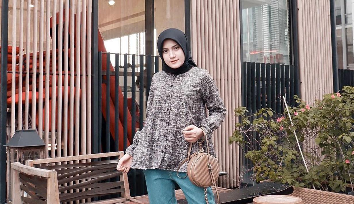 FOTO: 4 Potret Silvia Anggraini, Wanita Berhijab yang Dikabarkan Dekat ...