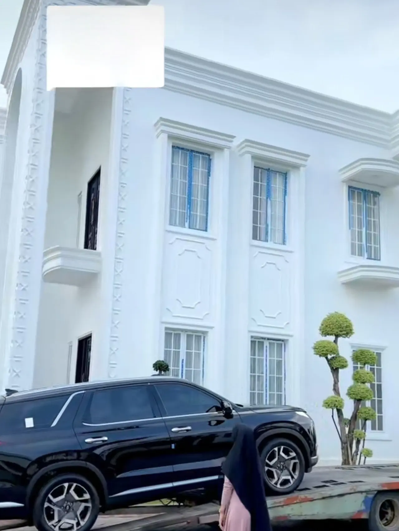 10 Potret Rumah Angel Tacik Viral Bak Istana di Tengah Kampung, Mepet ...