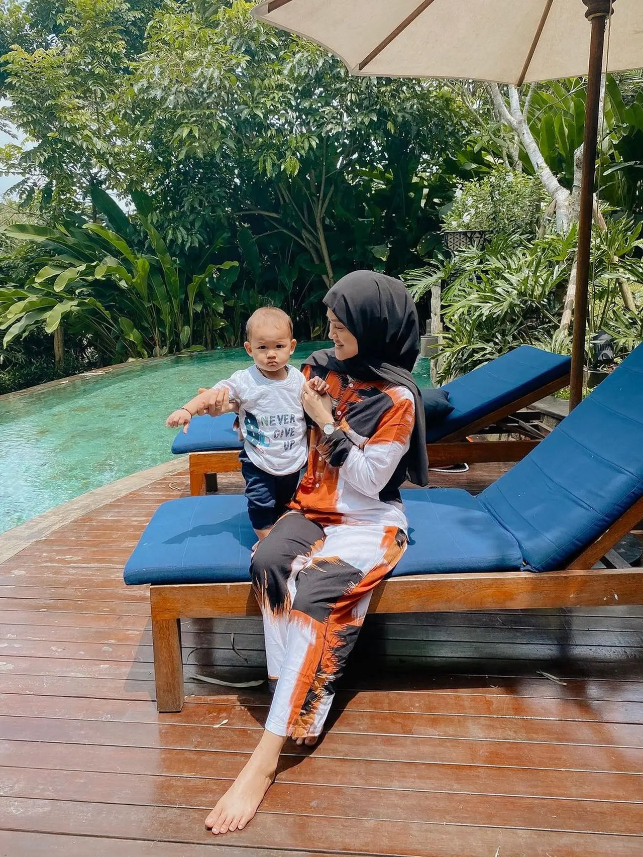 6 Potret Henny Rahman Saat Asuh Baby Zayn, Jadi Mama Milenial - Hot ...