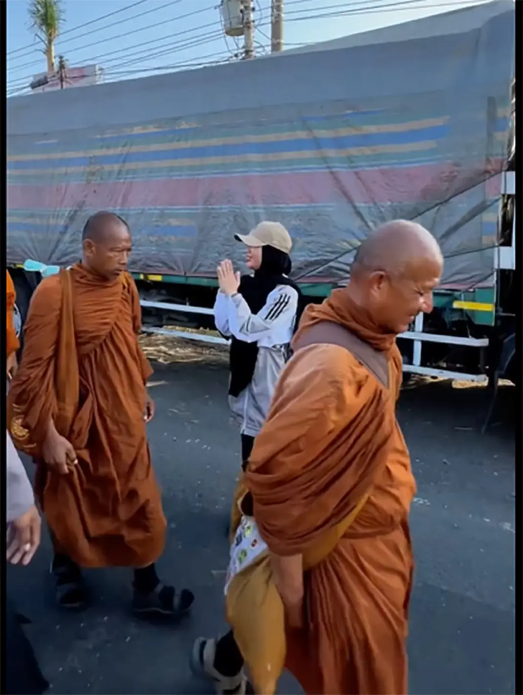 Potret Chacha Frederica dan Suami Jalan Kaki Lepas Biksu yang Jalan ...