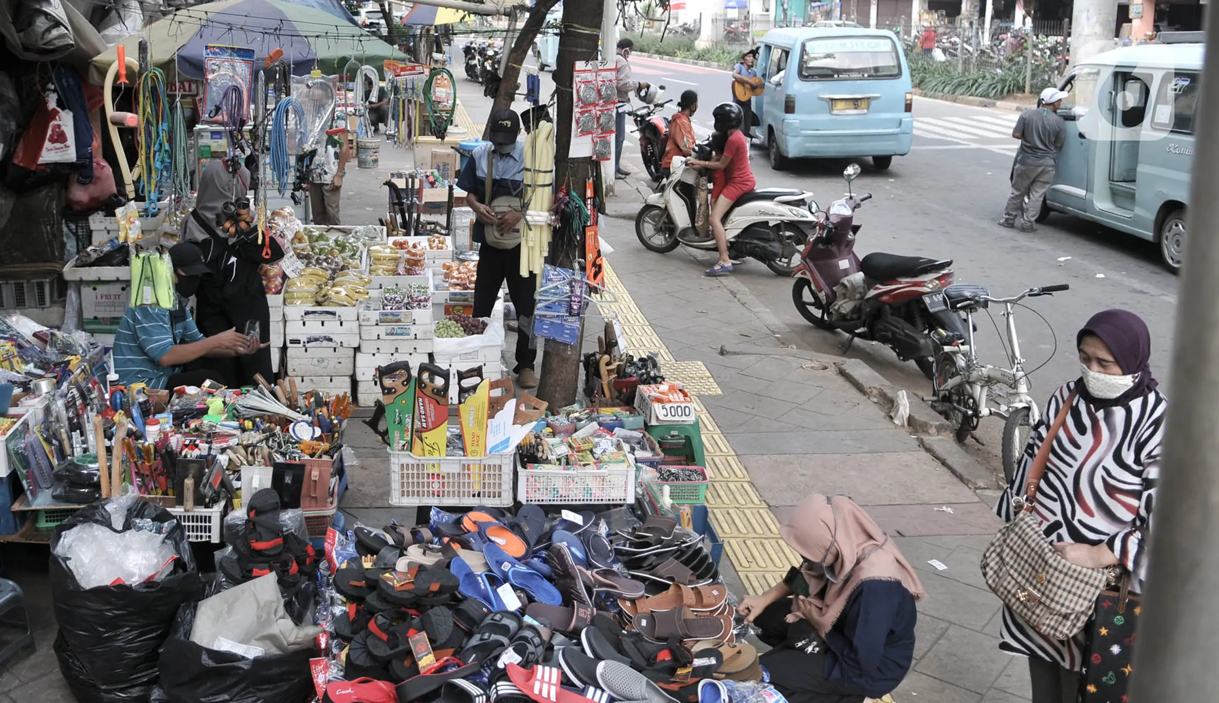 FOTO: Pemprov DKI Denda Rp 250 Ribu Bagi Warga Tak Pakai Masker - Foto Liputan6.com