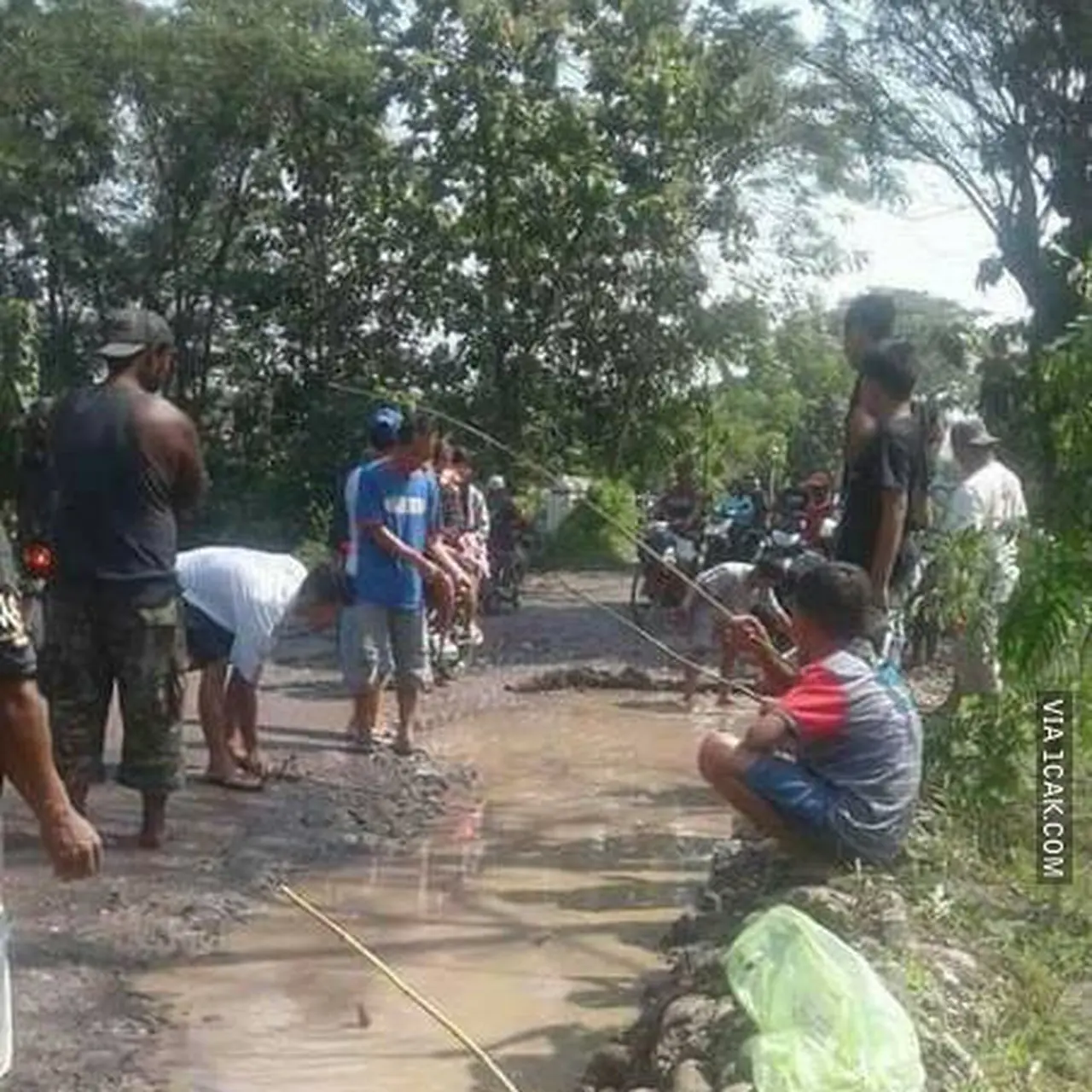 6 Aksi Orang Memancing di Tempat Tidak Ada Air Ini Bikin Heran - Hot ...