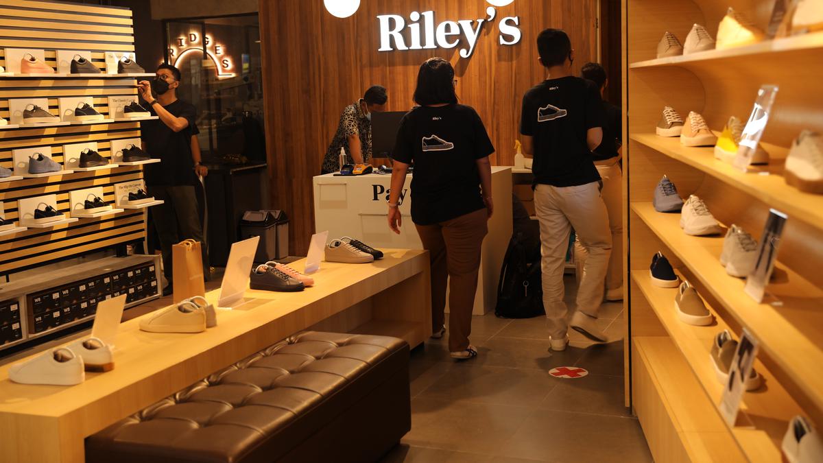 Pilihan Brand Sneaker Lokal yang Nyaman Serta Fashionable dengan Harga ...