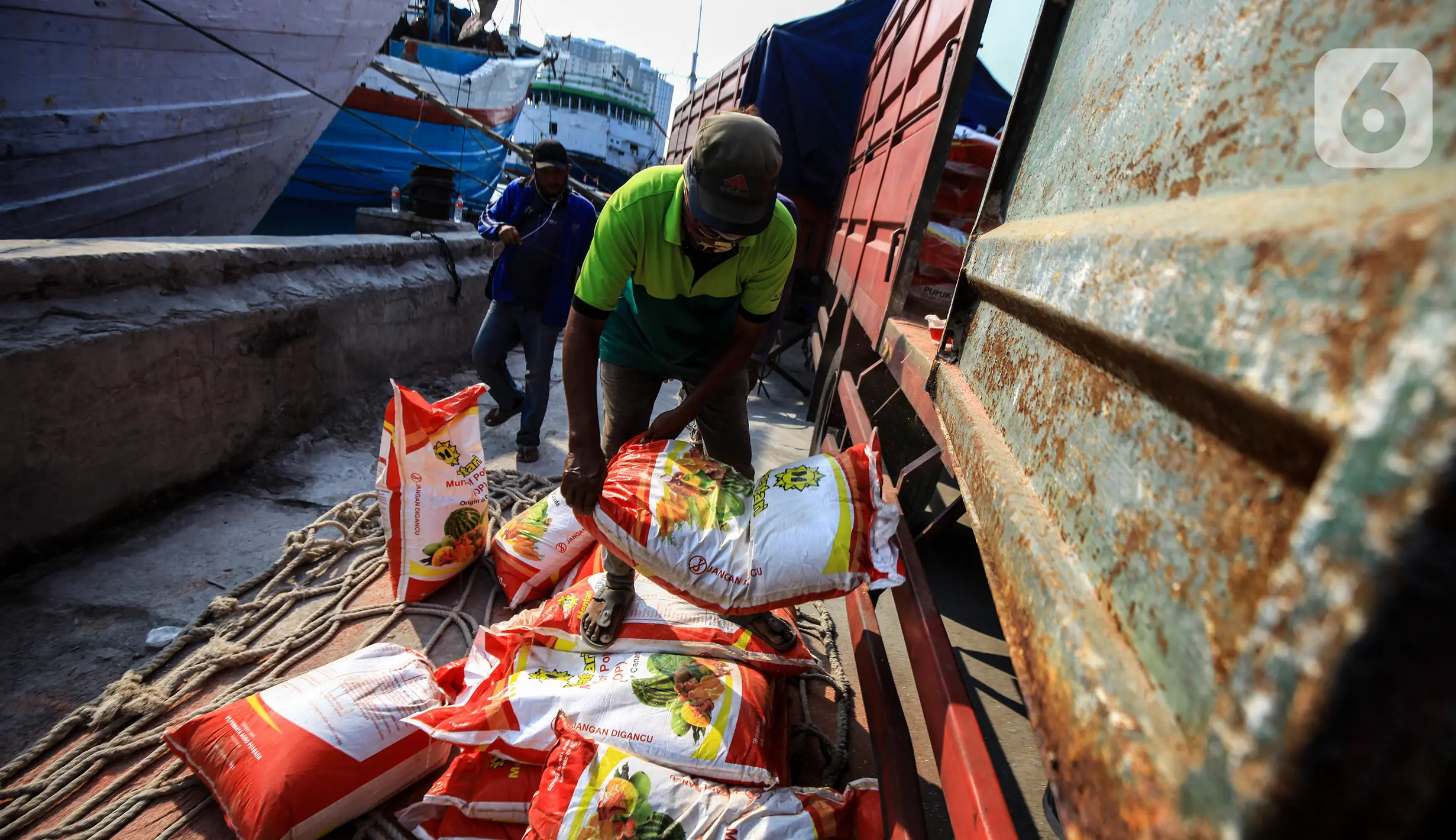 FOTO: Aktivitas Buruh Bongkar Muat di Pelabuhan Sunda Kelapa - Foto ...