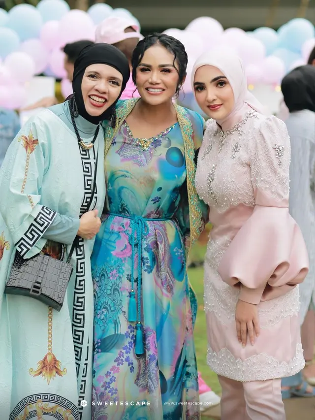 8 Potret Gender Reveal Anak Kedua Aurel Hermansyah, Ramai Semua Keluarga Datang - Hot Liputan6.com