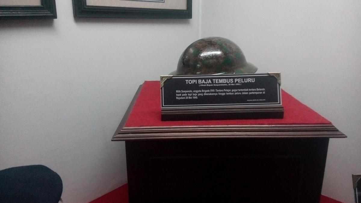 Topi Baja Tembus Peluru Buktikan Kiprah Pelajar dalam Perang - Regional ...