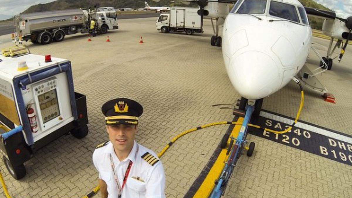Pilot Ganteng Ini Hidupnya Bikin Iri Banyak Orang - Photo Fimela.com