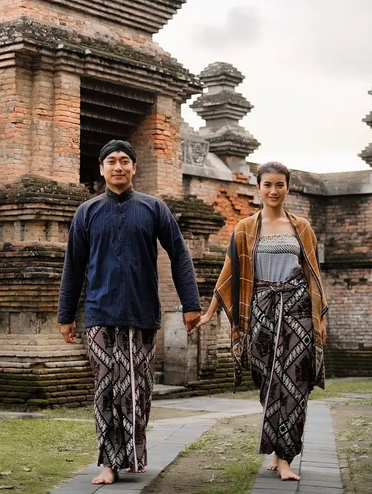 FOTO: Gaya Ina Marika dan Rezca Syam dalam Busana Adat Jawa yang ...