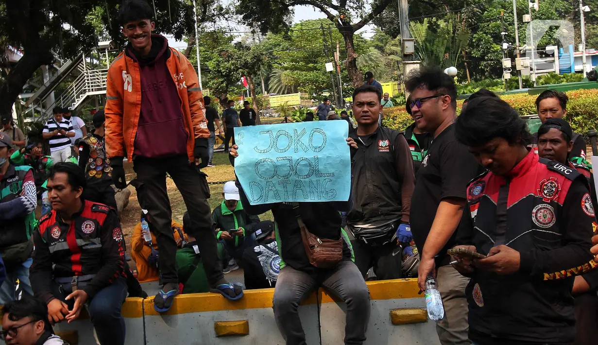 Pengemudi Ojol Demo di Patung Kuda Tuntut Payung Hukum - Foto Liputan6.com