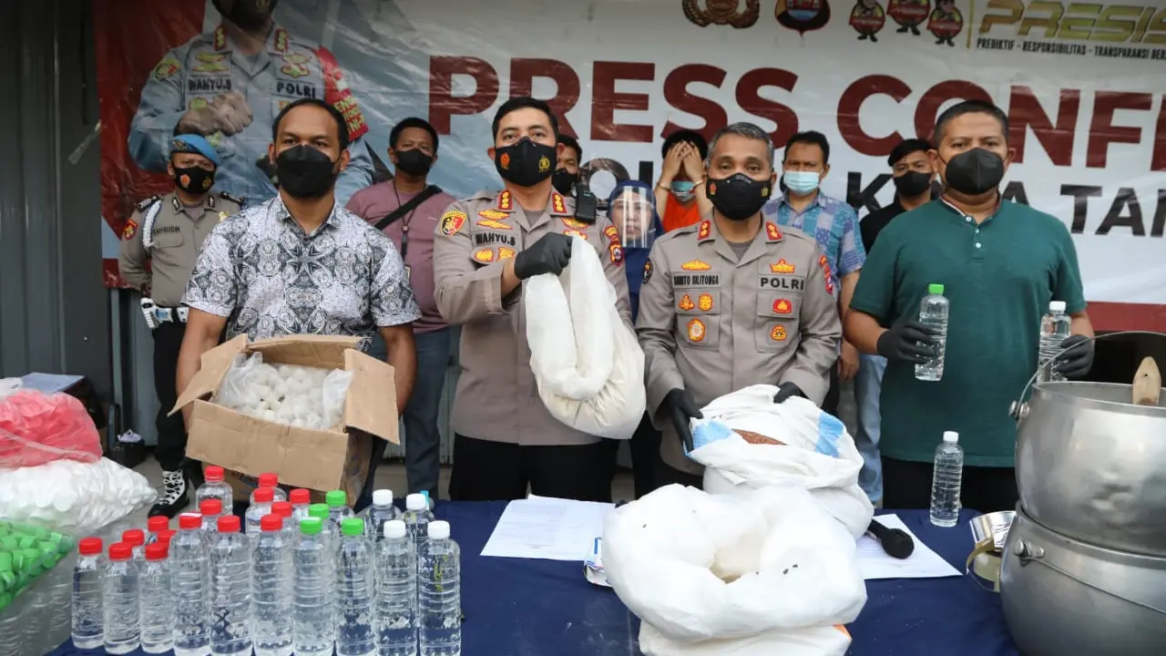 Polisi Gerebek Ruko yang Dijadikan Pabrik Ciu di Kabupaten Tangerang - News Liputan6.com