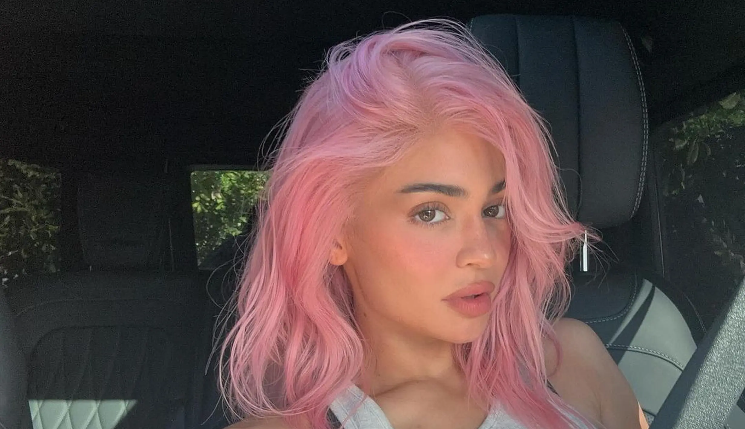 6 Potret Kylie Jenner Ubah Warna Rambut jadi Pink Pastel, Bikin ...
