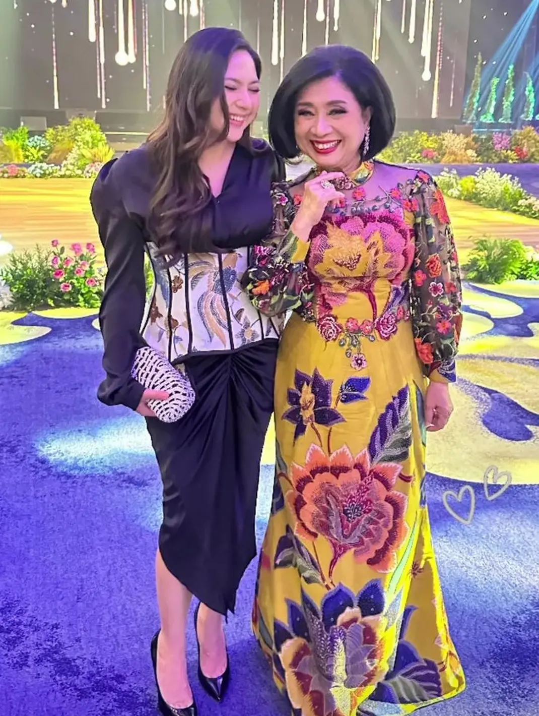 6 Potret Outfit Jessica Mila Memadukan Dress Hitam dengan Korset Batik ...