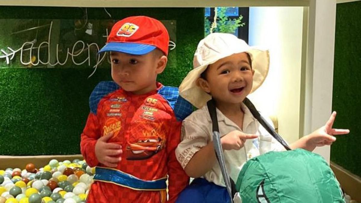 5 Potret Bromance Rayyanza dan Abe Main Bareng, Duo Bocil Menggemaskan - Hot Liputan6.com