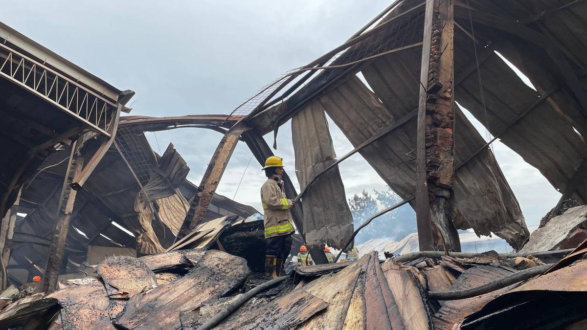 Update Kebakaran Gudang Tripleks di Bandung: 37 Jam Lebih Api Baru Bisa Dipadamkan - Regional ...