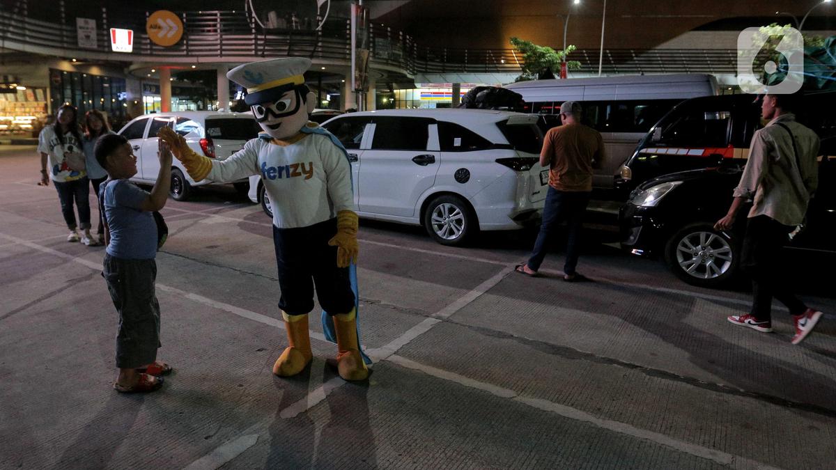Hibur Pemudik, Kapten Ferizy Hadir di Pelabuhan Merak