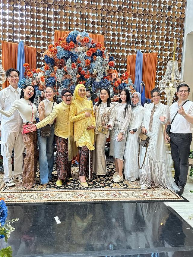 7 Potret Tamu Artis di Acara Mitoni Istri Danang DA, Ada Ayu Ting Ting ...