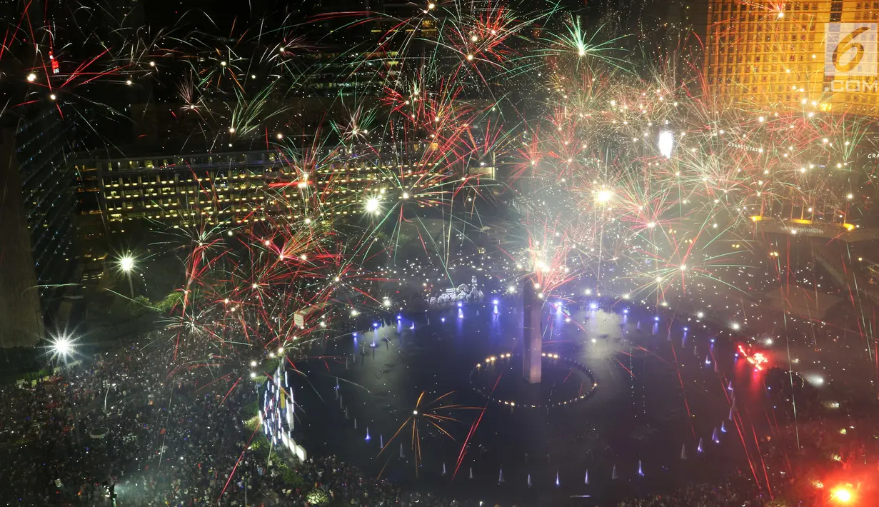 FOTO: Sambut Tahun Baru, Bundaran HI Jakarta Dihujani Kembang Api ...