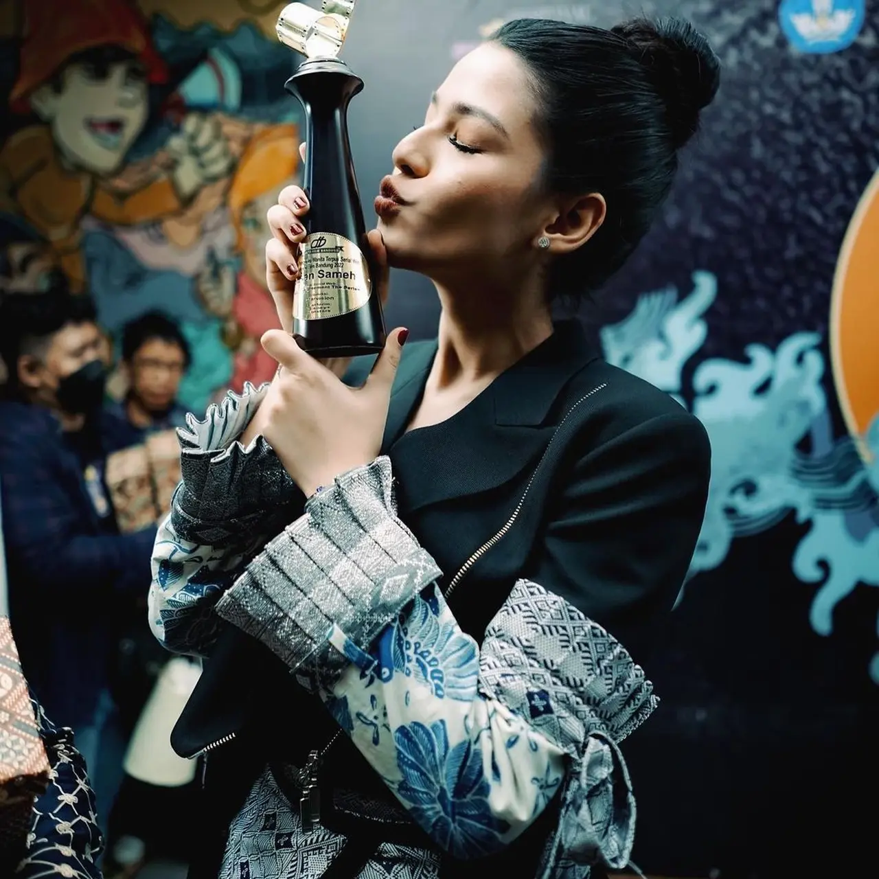 6 Artis Ini Raih Penghargaan Pertama Kali di Tahun 2022, Ada yang 20 Tahun Menanti - Hot ...