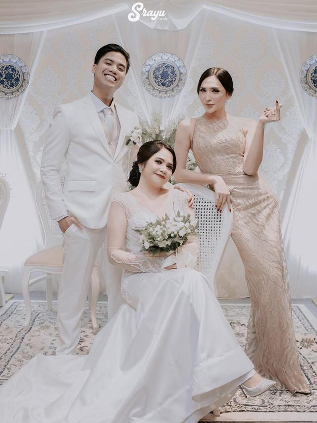 6 Potret Dena Rachman di Acara Pernikahan Adiknya, Tampil Memesona ...