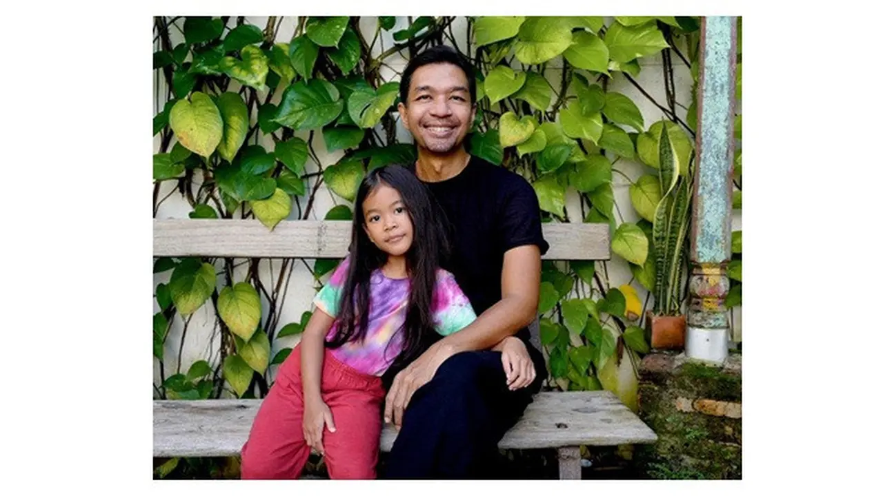 Jarang Tersorot, Ini 7 Potret Kebersamaan Dimas Djay dengan Sang Putri ...