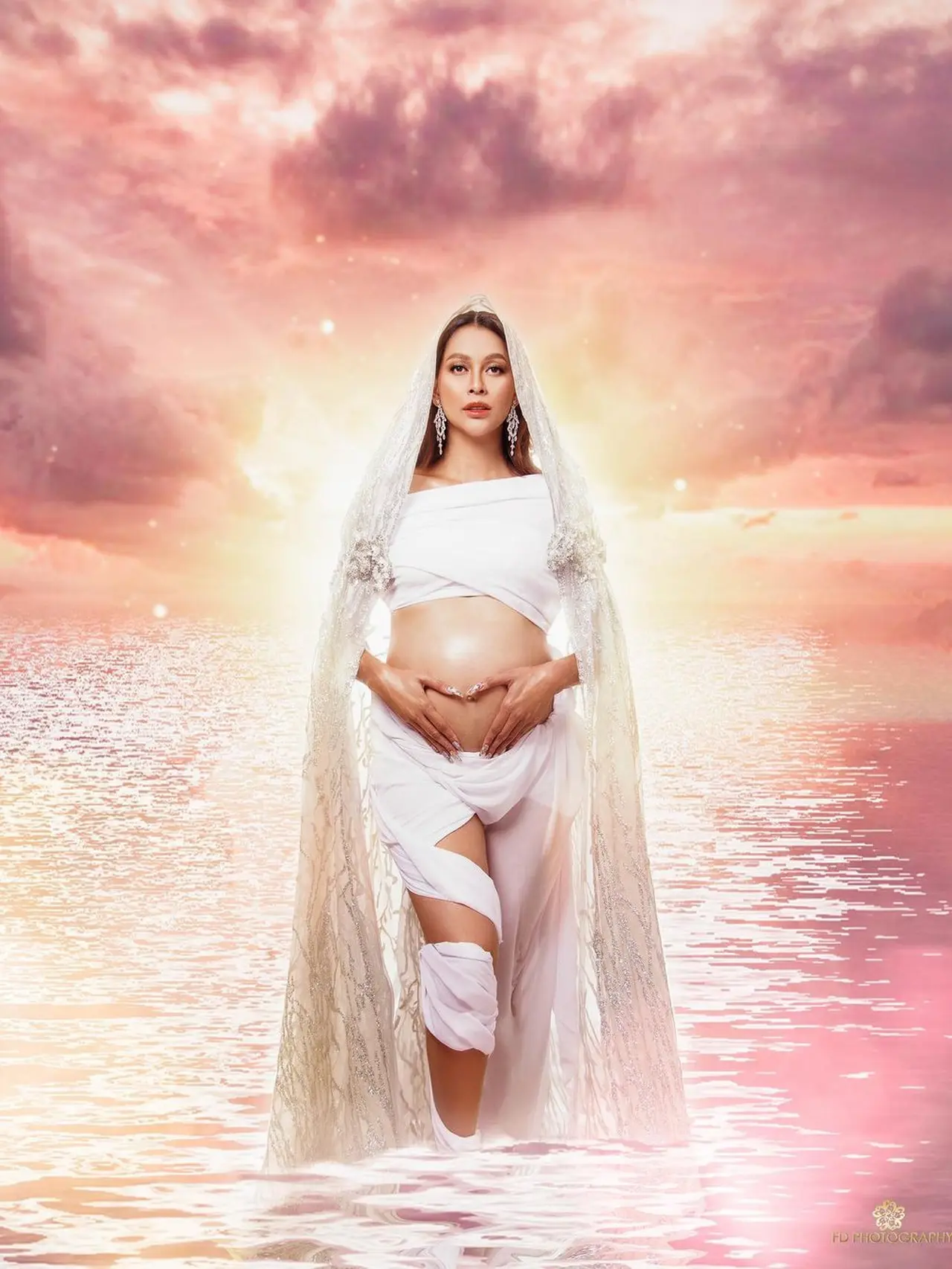 Penampilan Kontras Bunga Jelita Saat Maternity Shoot dalam Balutan ...