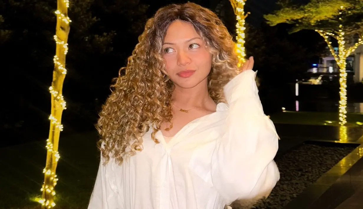 Potret Amel Carla Memukau dengan Rambut Keriting, Gaya Baru Bikin ...