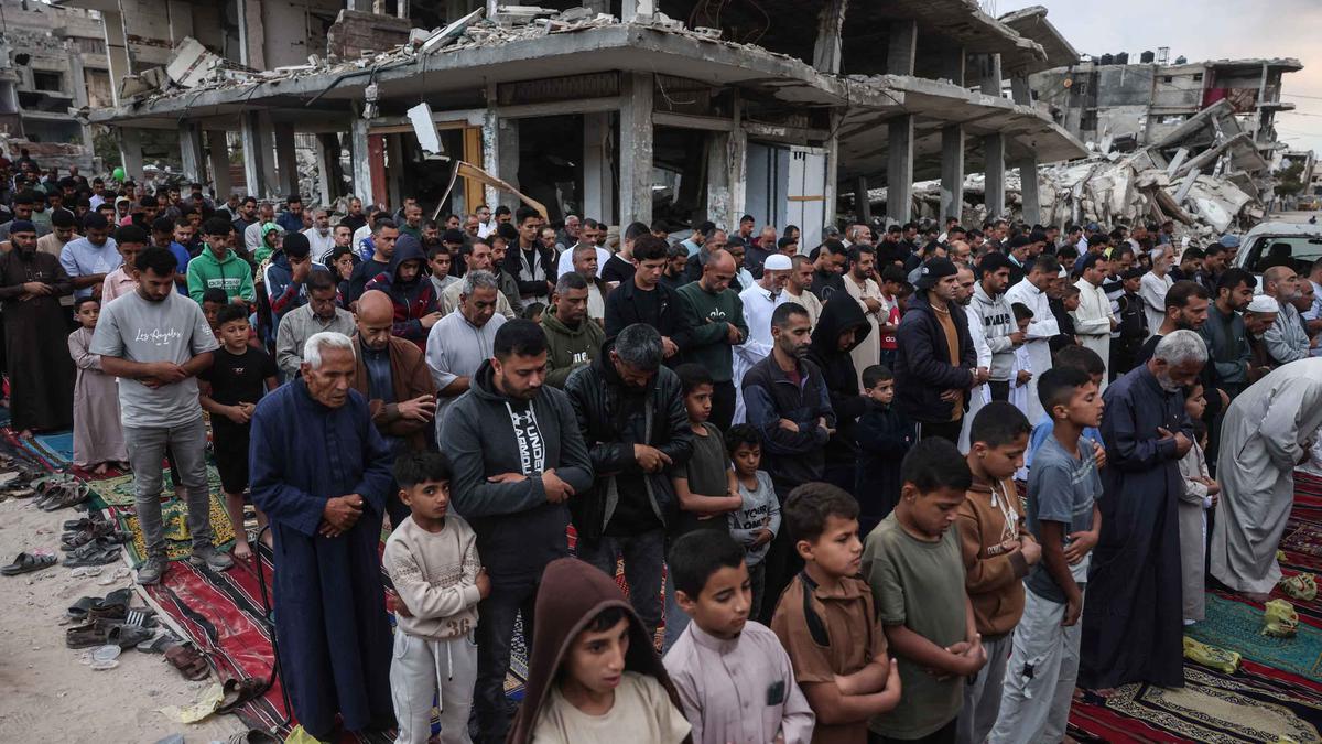Warga Gaza Laksanakan Salat Idul Adha di Antara Sisa-sisa Reruntuhan