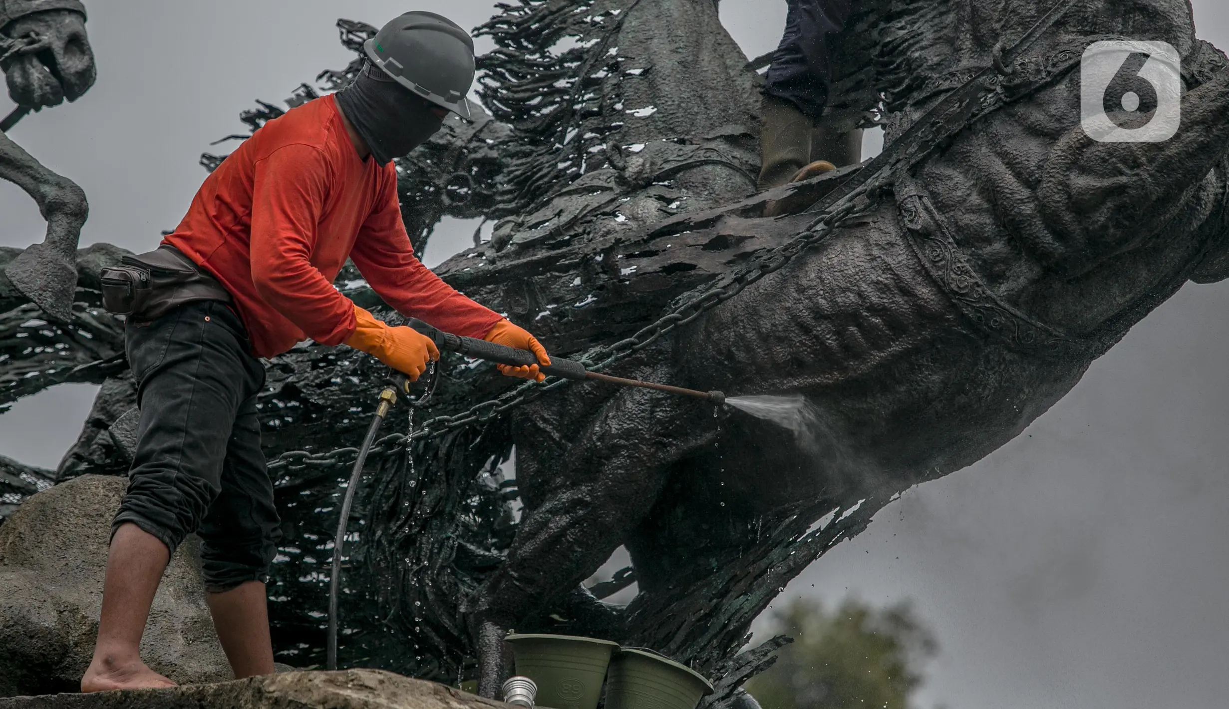 FOTO: Perawatan Patung Kuda Arjuna Wijaya - Foto Liputan6.com